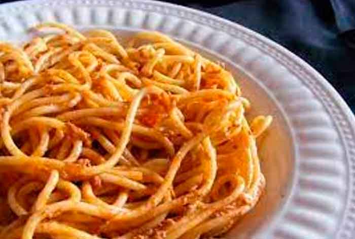 Rápido y delicioso: Fideos en salsa de tomate con atún y cebolla china ...