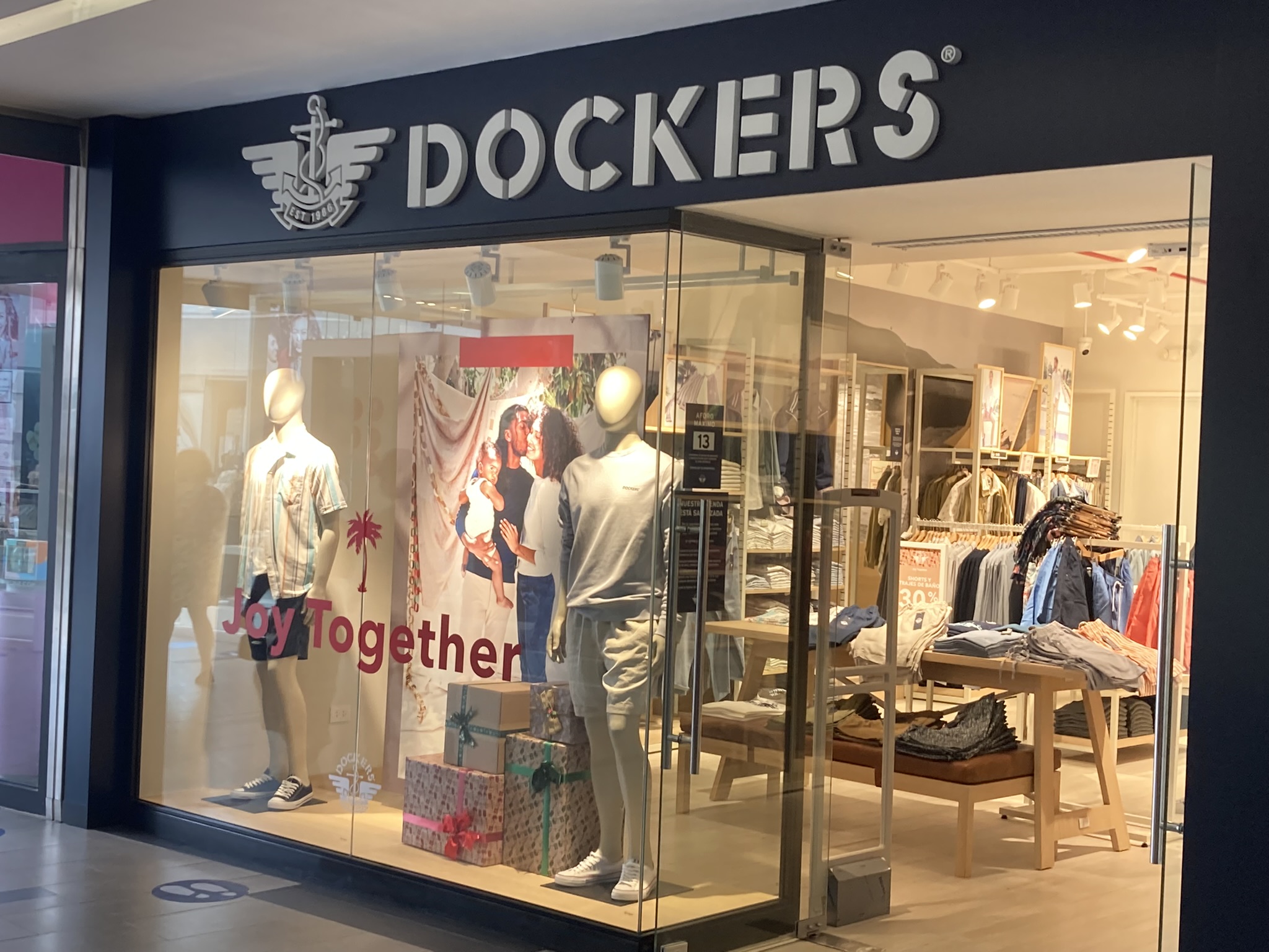 Dockers inaugura nueva tienda en el Centro Comercial Larcomar ...