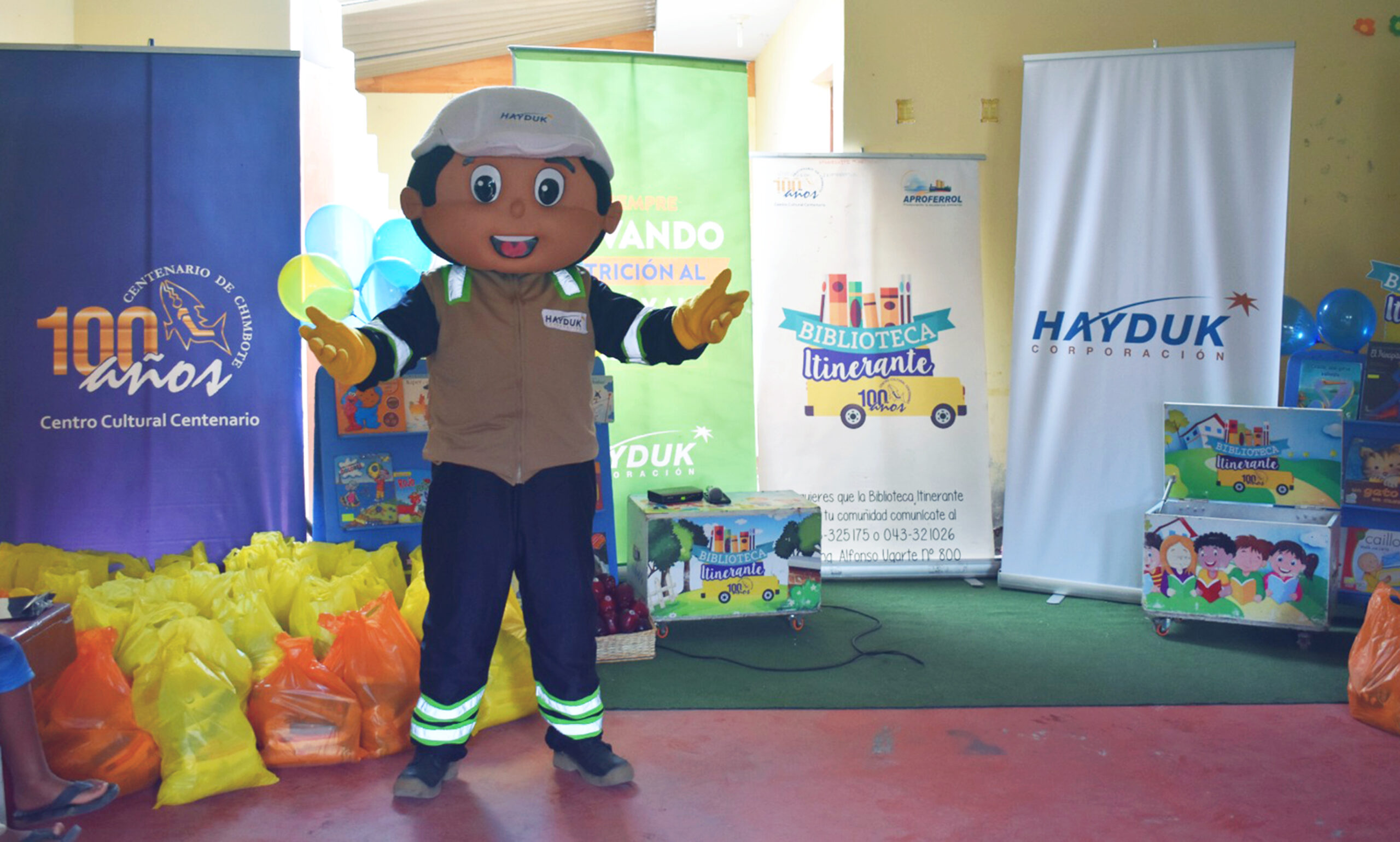 Hayduk llevó una “biblioteca itinerante” y alimentos para los niños de ...